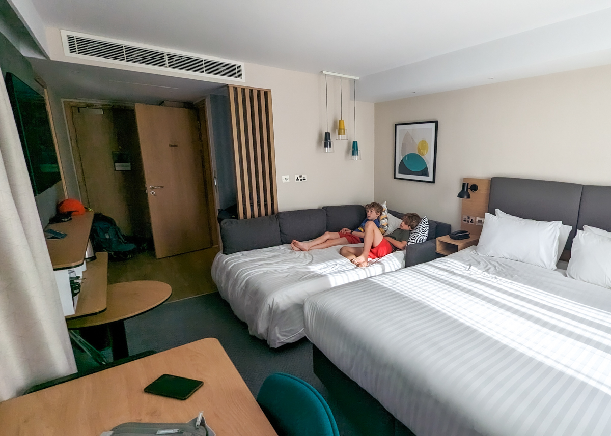 Holiday Inn Manchester Airport T2 REVIEW